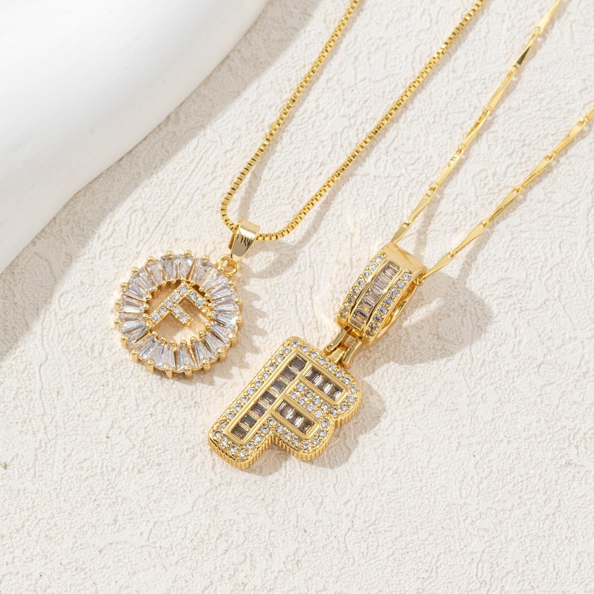Paquete de 2 collares colgantes con letras iniciales chapadas en oro de ...