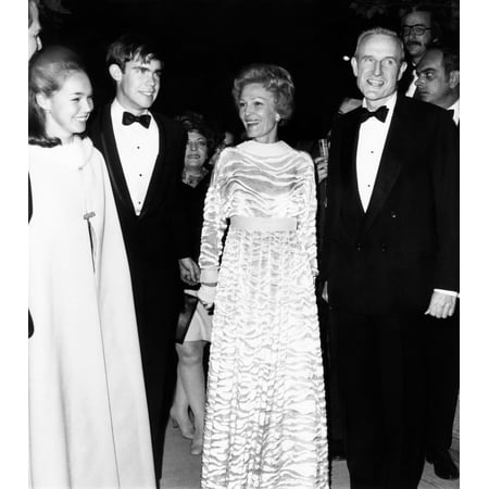 Première Dame Pat Nixon et John D. Rockefeller Iii Histoire (24 x 36 ...