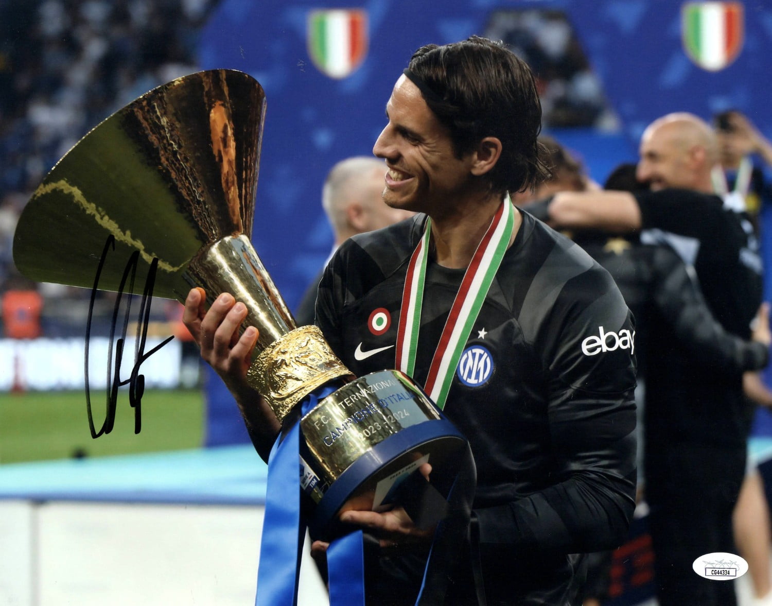 Yann Sommer Signed Autographed 11X14 Photo Inter Milan w/Trophy JSA ...