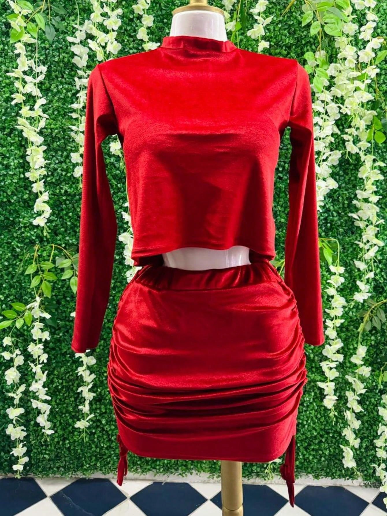 Conjunto Top Ajustado Con Cuello Alto Y Falda Con Jaretas Laterales ...