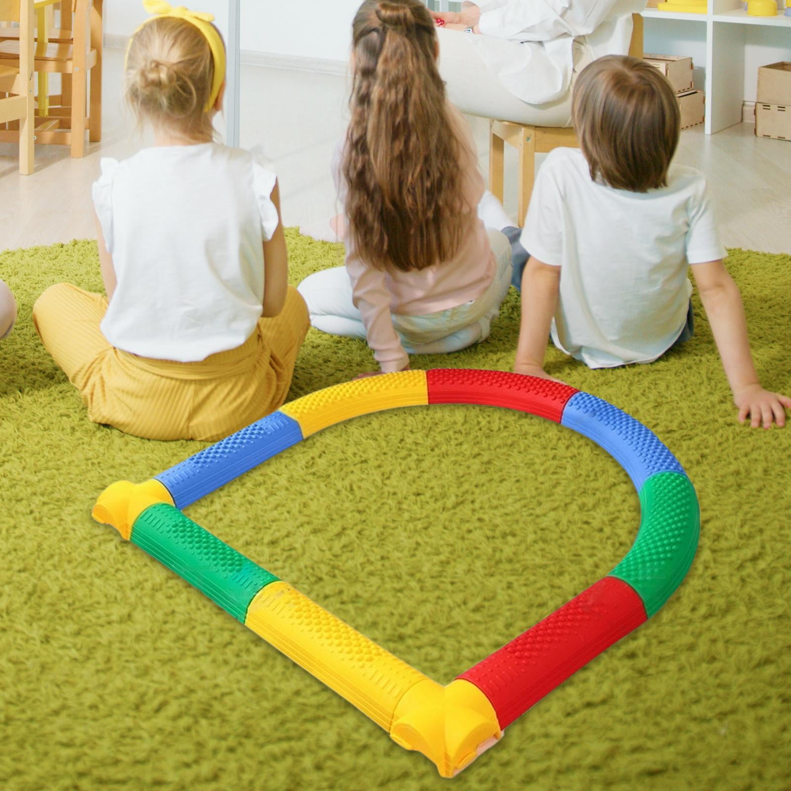 Los niños equilibran los escalones, las habilidades motoras de ...