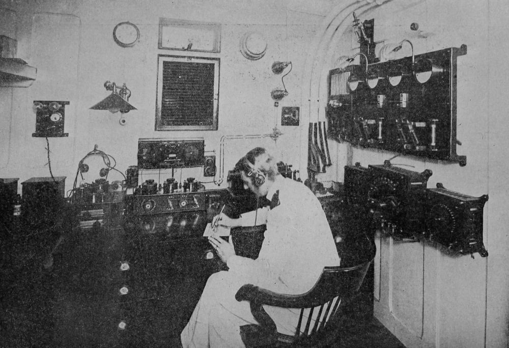 Photo Sinking of the Titanic 1912 Wireless operator Poster Print ...