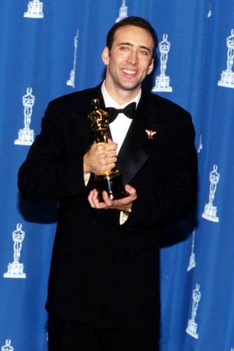 Nicolas Cage Holding Oscar Academy Award Statue 24x36 Poster - Walmart.com