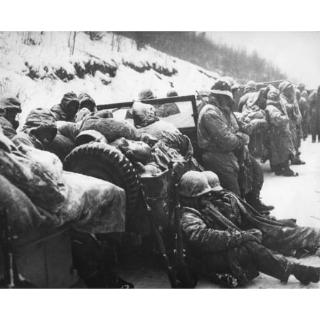 U.S. Marines Of The 5Th And 7Th Regiments Withdrew From Besieged Yudam ...