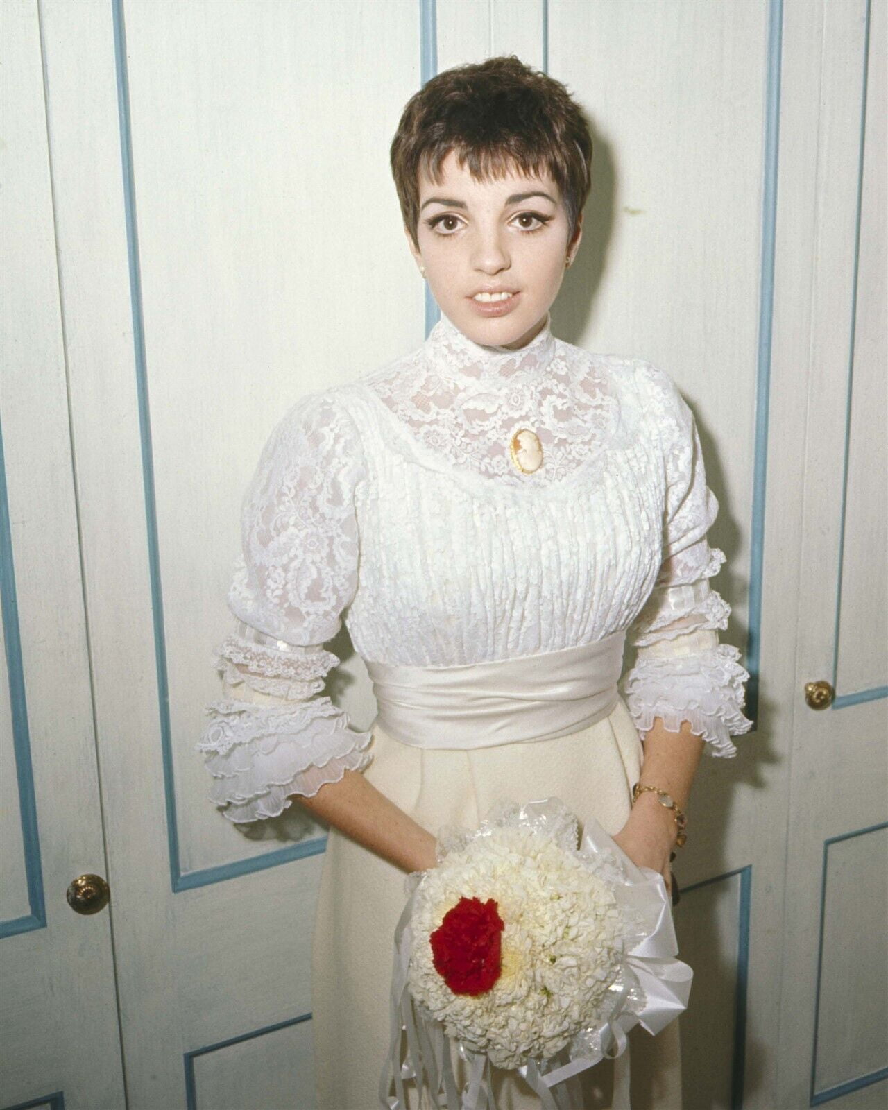 Liza Minnelli rare 1967 portrait in her wedding gown holding bouquet ...