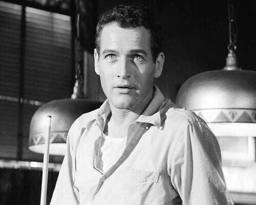 Paul Newman holds his cue in pool hall The Hustler 8x10 inch photo ...