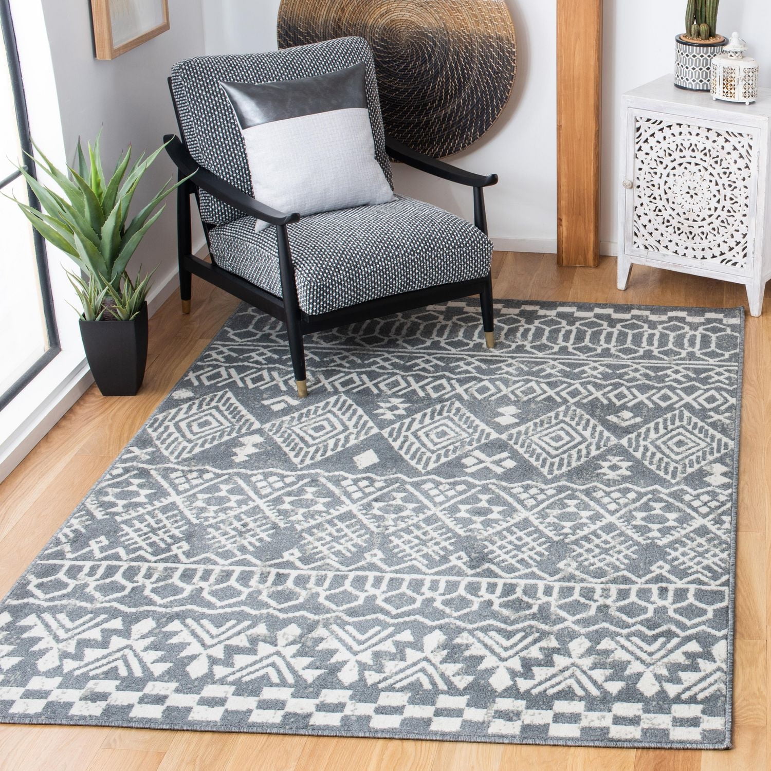 Click here for Safavieh Pyramid Henrietta Geometric Area Rug 45 X... prices
