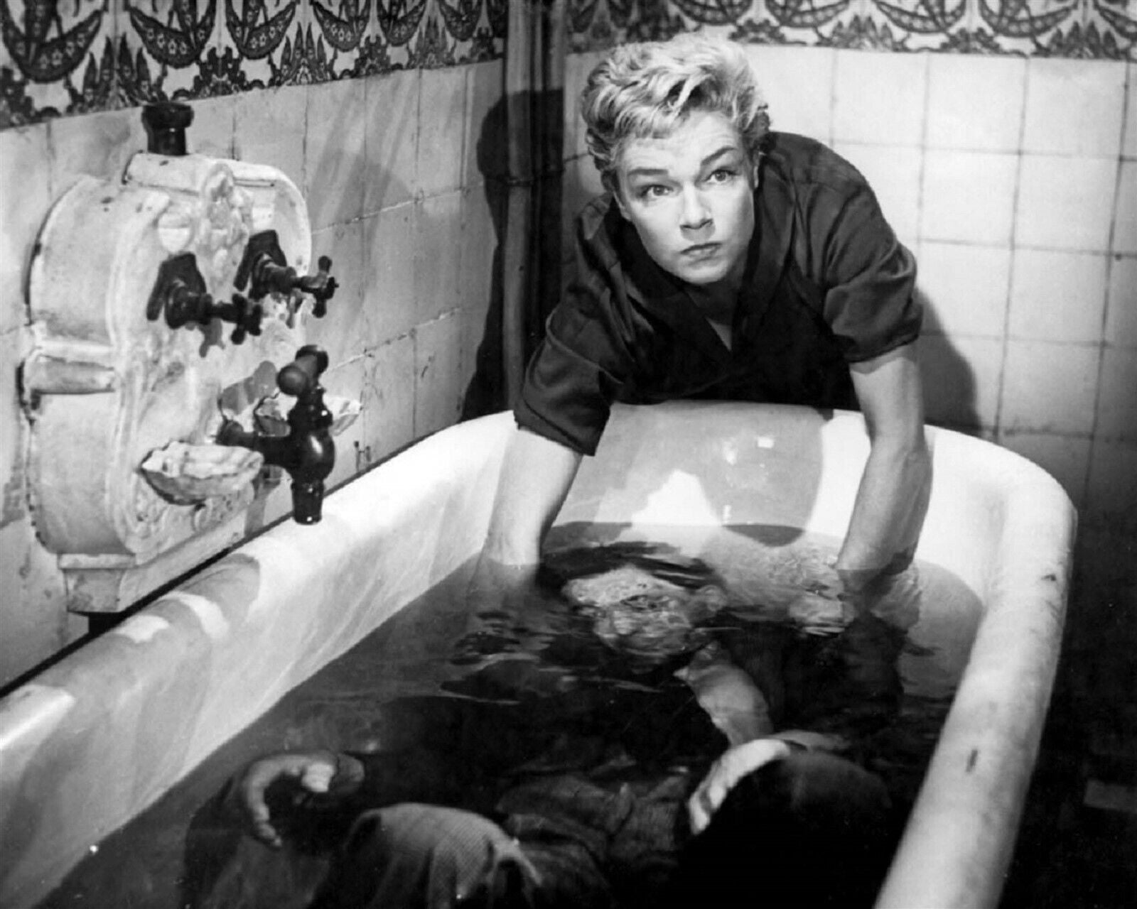 Les Diaboliques 1955 Simone Signoret drowns man in tub 8x10 inch photo ...