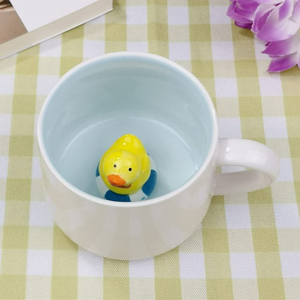 Pequeño pato amarillo 3D dentro de una divertida taza de café hecha a ...