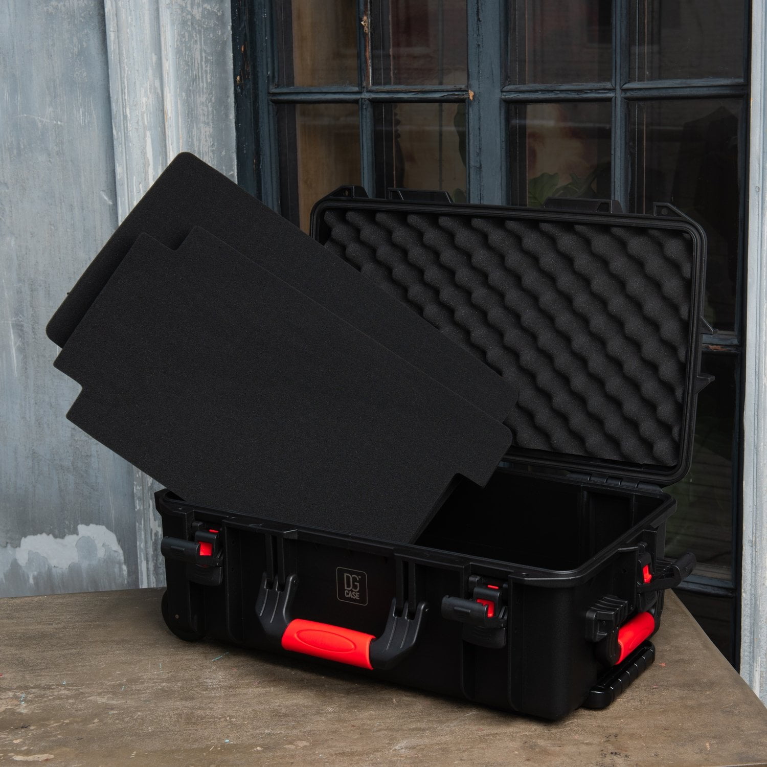 23" Hard case with Wheels and cubed foam inside for pro gear etc ...