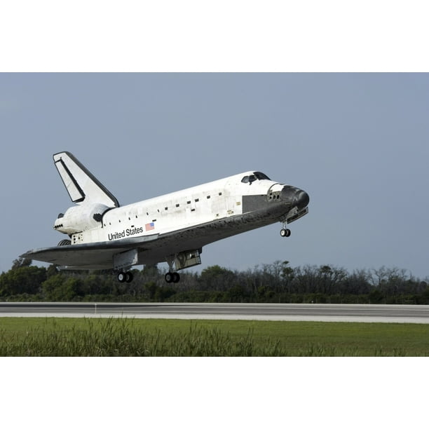 Space shuttle Discovery lands Runway 33 at the Shuttle Landing Facility ...