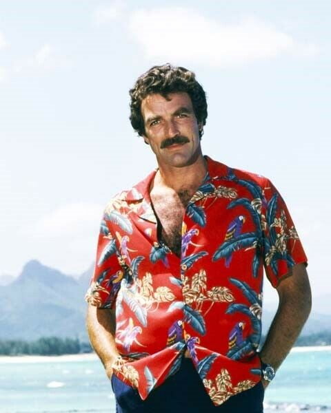 Tom Selleck wearing his classic red hawaiian shirt as Thomas Magnum ...