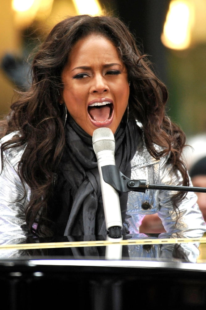 Alicia Keys On Stage For Nbc Today Show Concert With Alicia Keys ...
