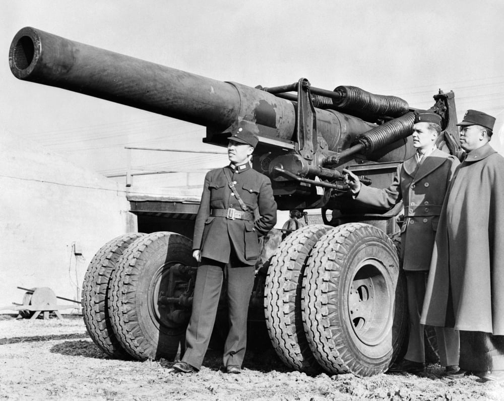 World War Ii Howitzer Namerican Lieutenant Guy H Drewry (Center) In ...
