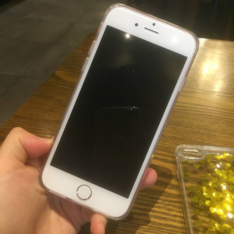 Iphone 6 Gold In Hand