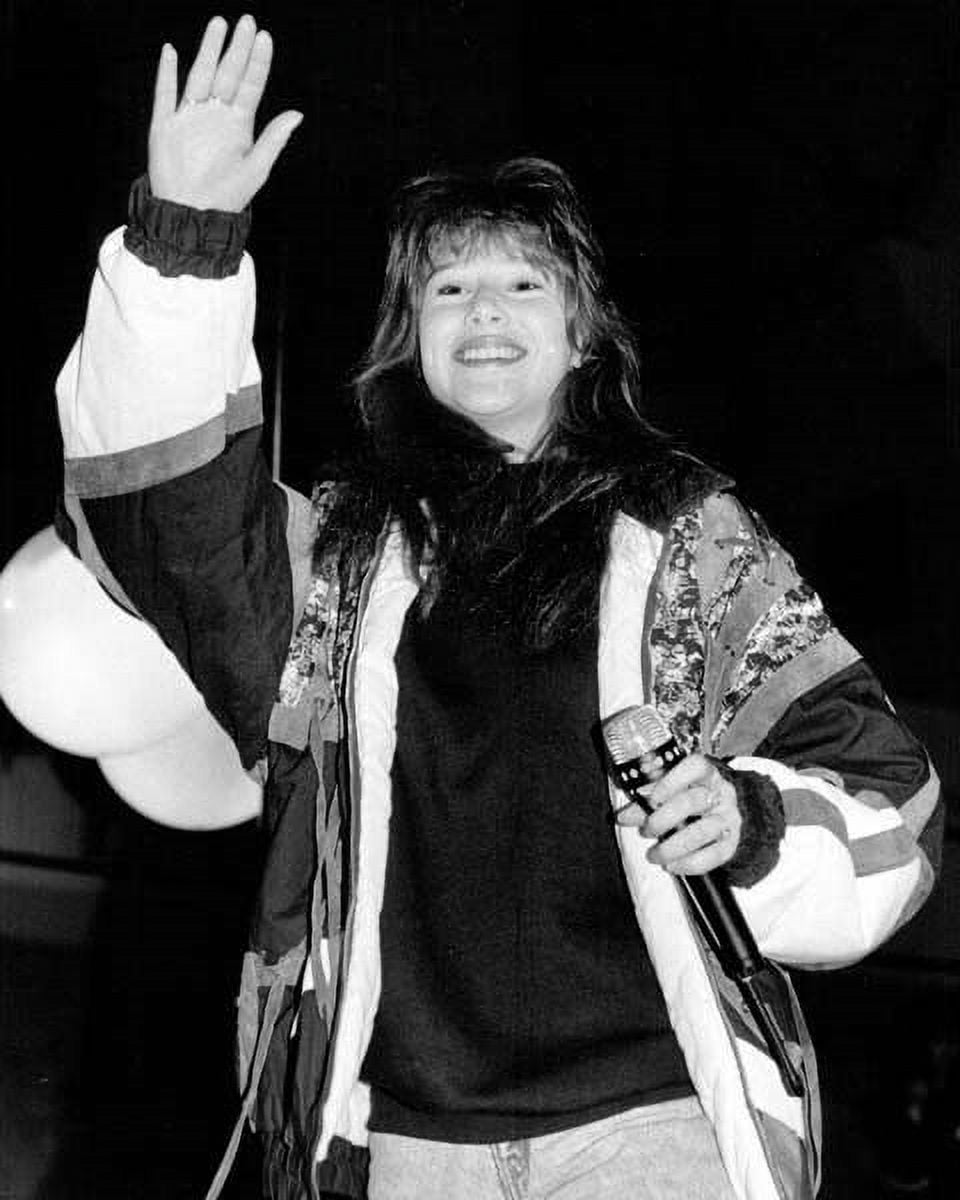 Tiffany singing in shopping mall 1988 I Think We're Alone Now tour ...