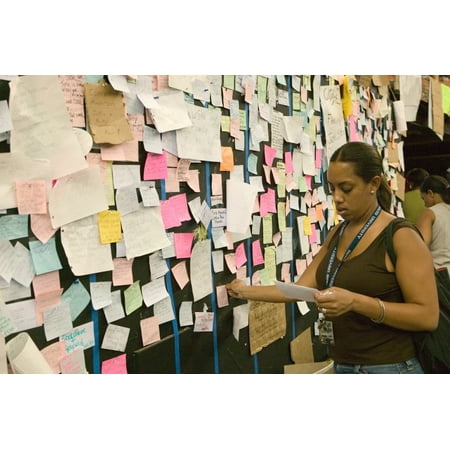 Un Hurricane Katrina Survivant Vérifie les Messages sur un Tableau de ...