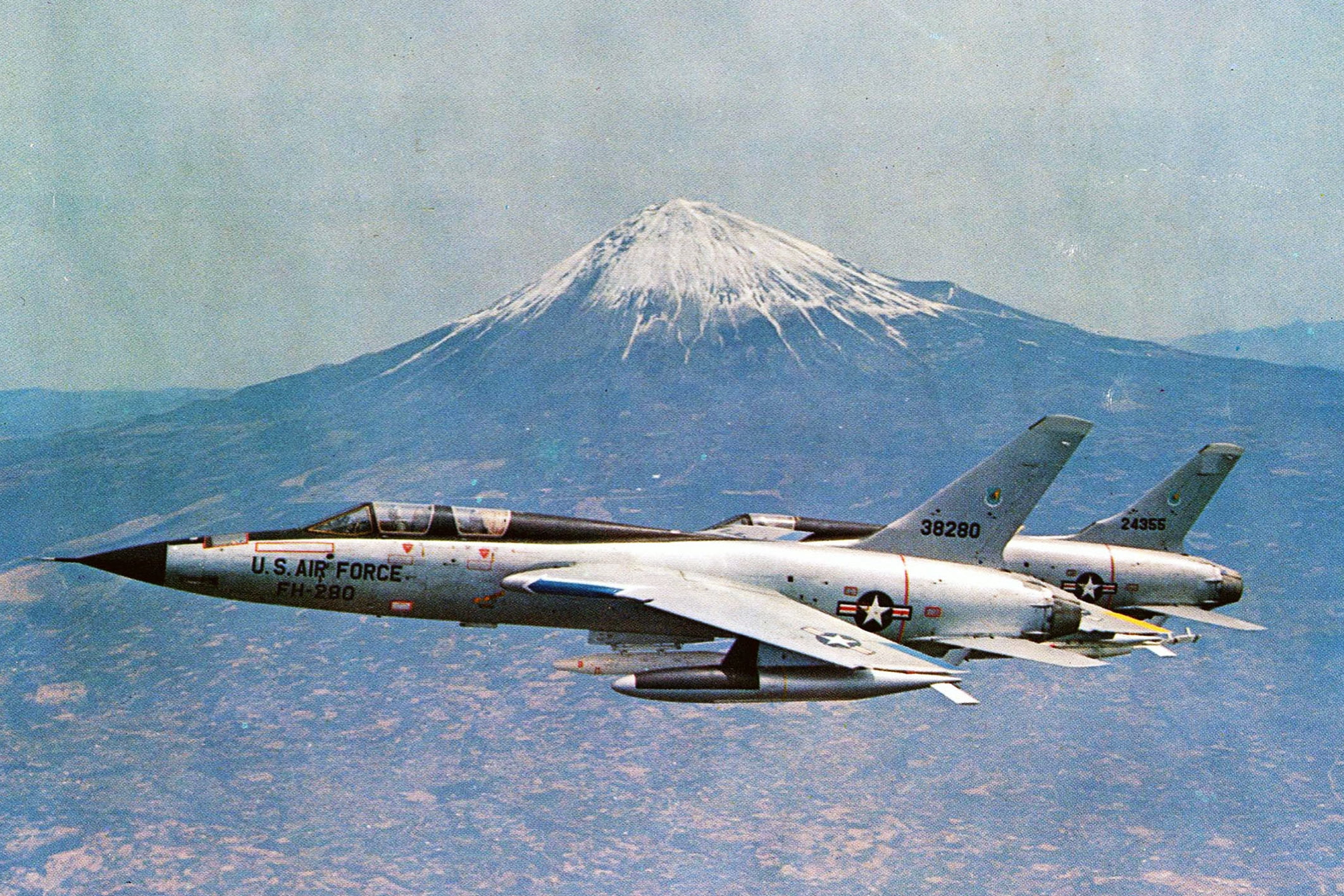 24x36 gallery poster, USAF F-105 Thunderchief F-105F trainer and a F ...