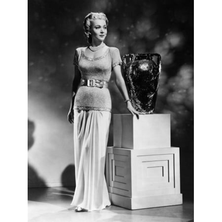 Carole Landis - standing next to vase Photo Print (8 x 10) - Walmart.ca