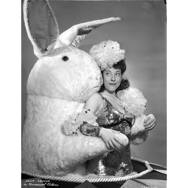 Judy Canova Portant une Robe et Câlinée par un Giang Bunny dans un ...