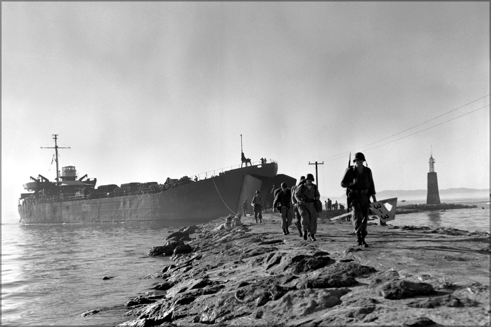 24"x36" Gallery Poster, Troops of the 1st CAV Div land at P'ohang-Dong ...