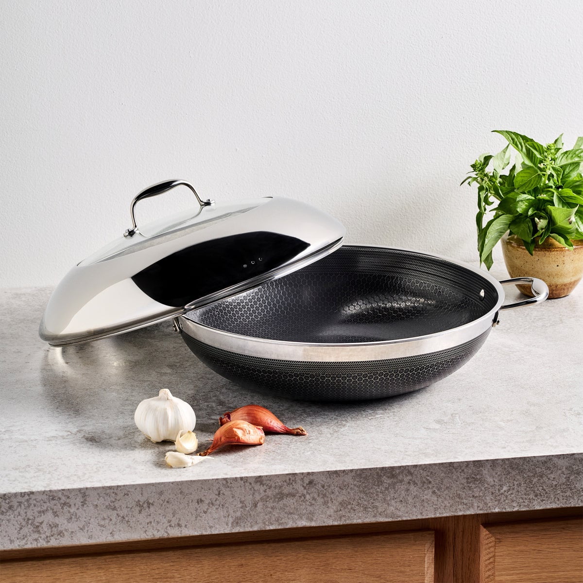 Click here for Hexclad 35.6 Cm (14 In.) Wok With Lid prices
