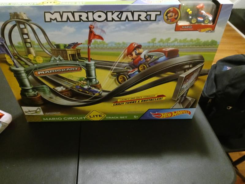 Hot Wheels Mario Kart Race Track Set with 1:64 Scale Die Hot Wheels Mario Kart Race Track Set with 1:64 Scale Die