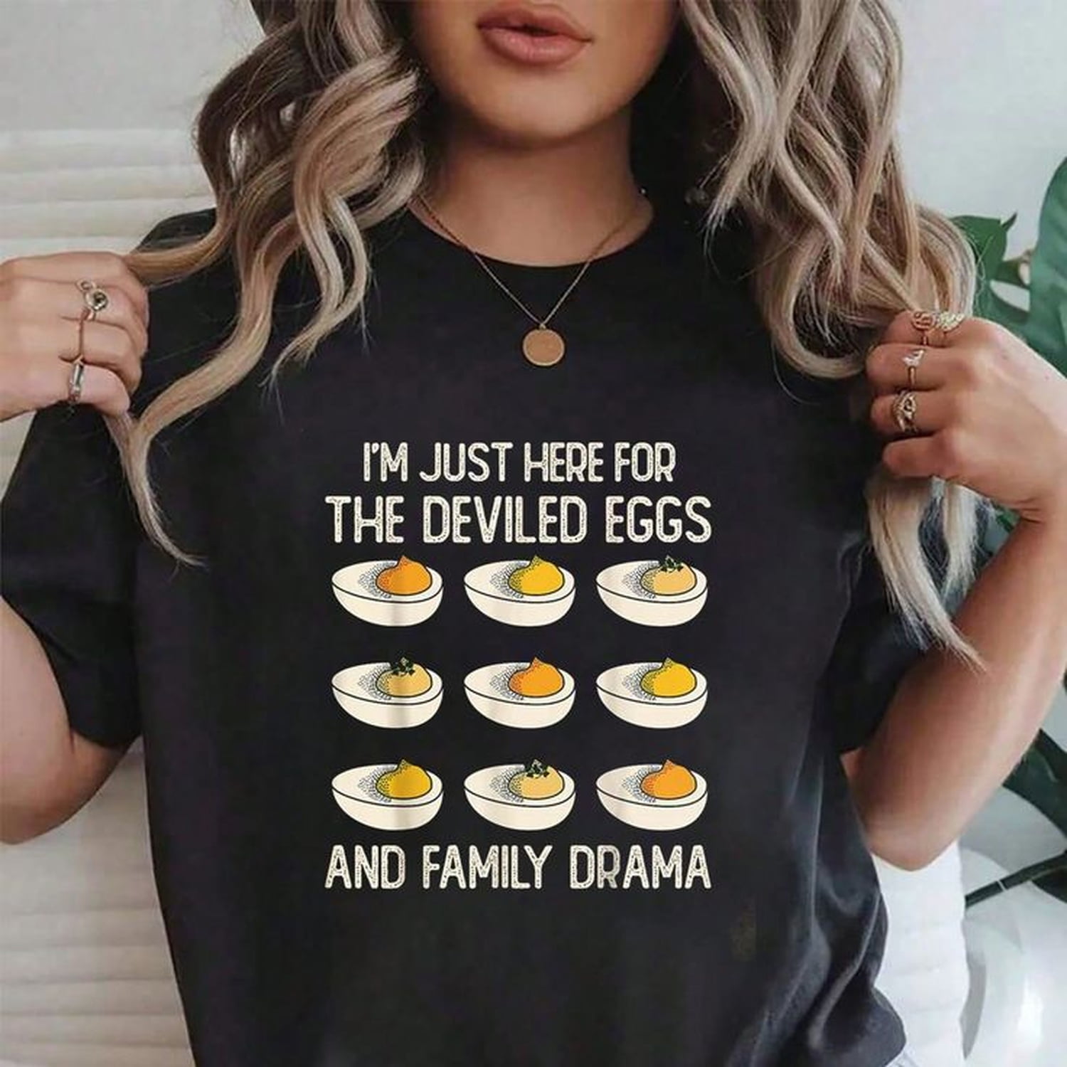 100% Cotton I'm Just Here For The Deviled Eggs & Family Drama T-S1Hirt ...