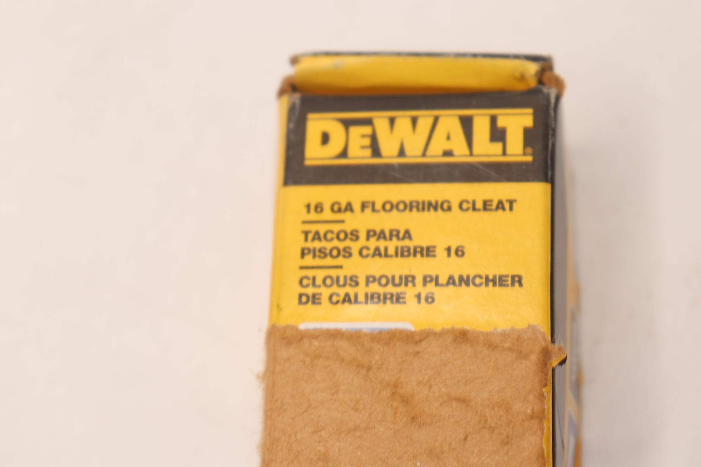 (1000-Pk) Dewalt Flooring Cleats 16-Gauge 1-1/2" DWFLN-150 - Walmart.com