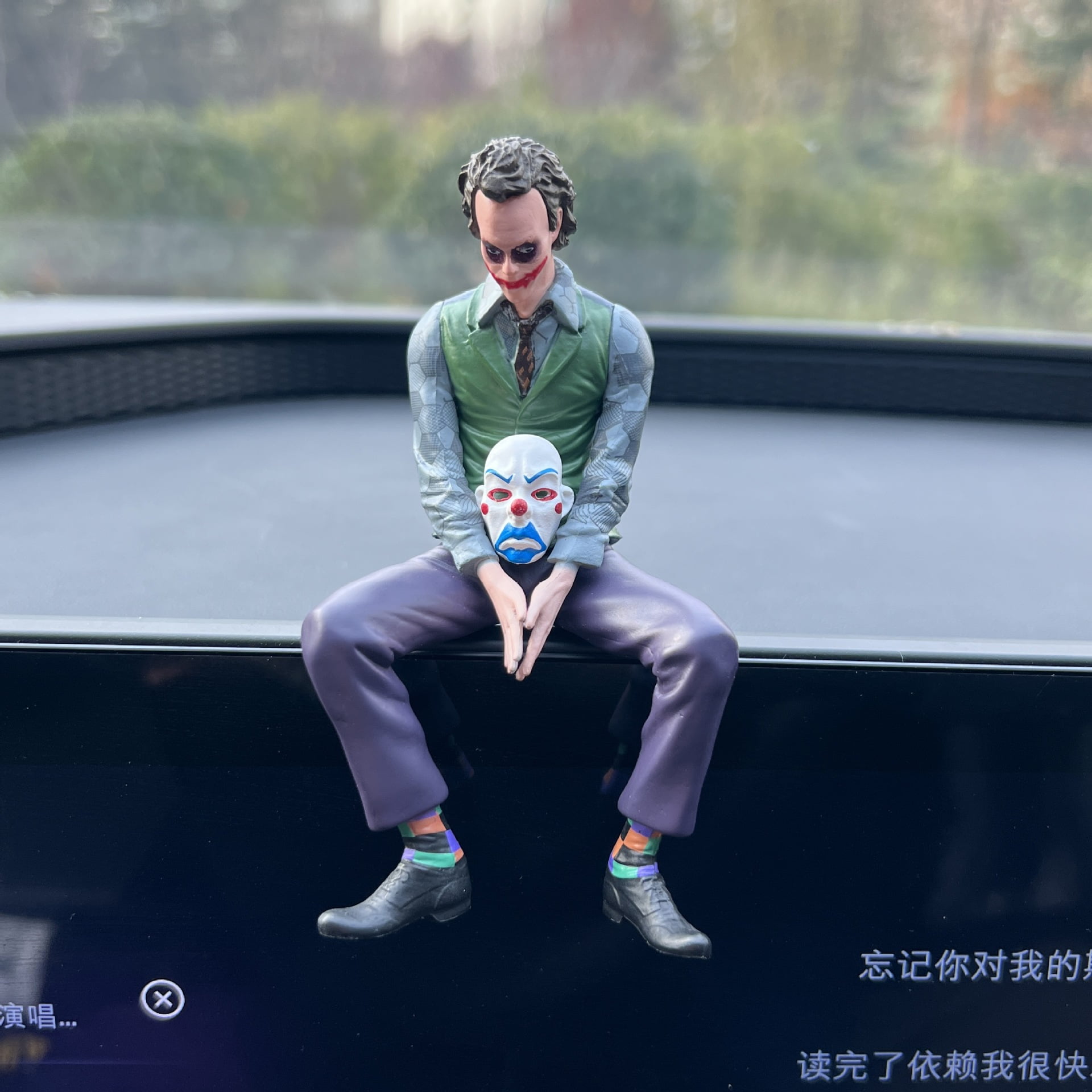 16cm Joker Heath Ledger Action Figure Sitting Green Suit Handheld Joker ...