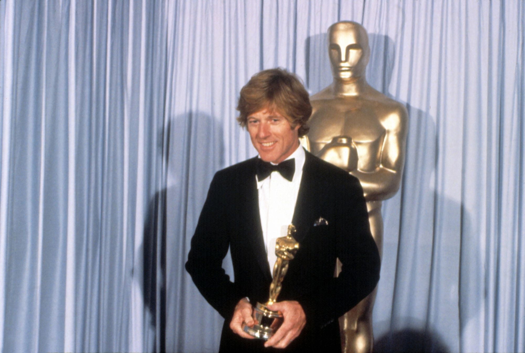 1980 Robert Redford Holds His Best Director Oscar For Ordinary People ...