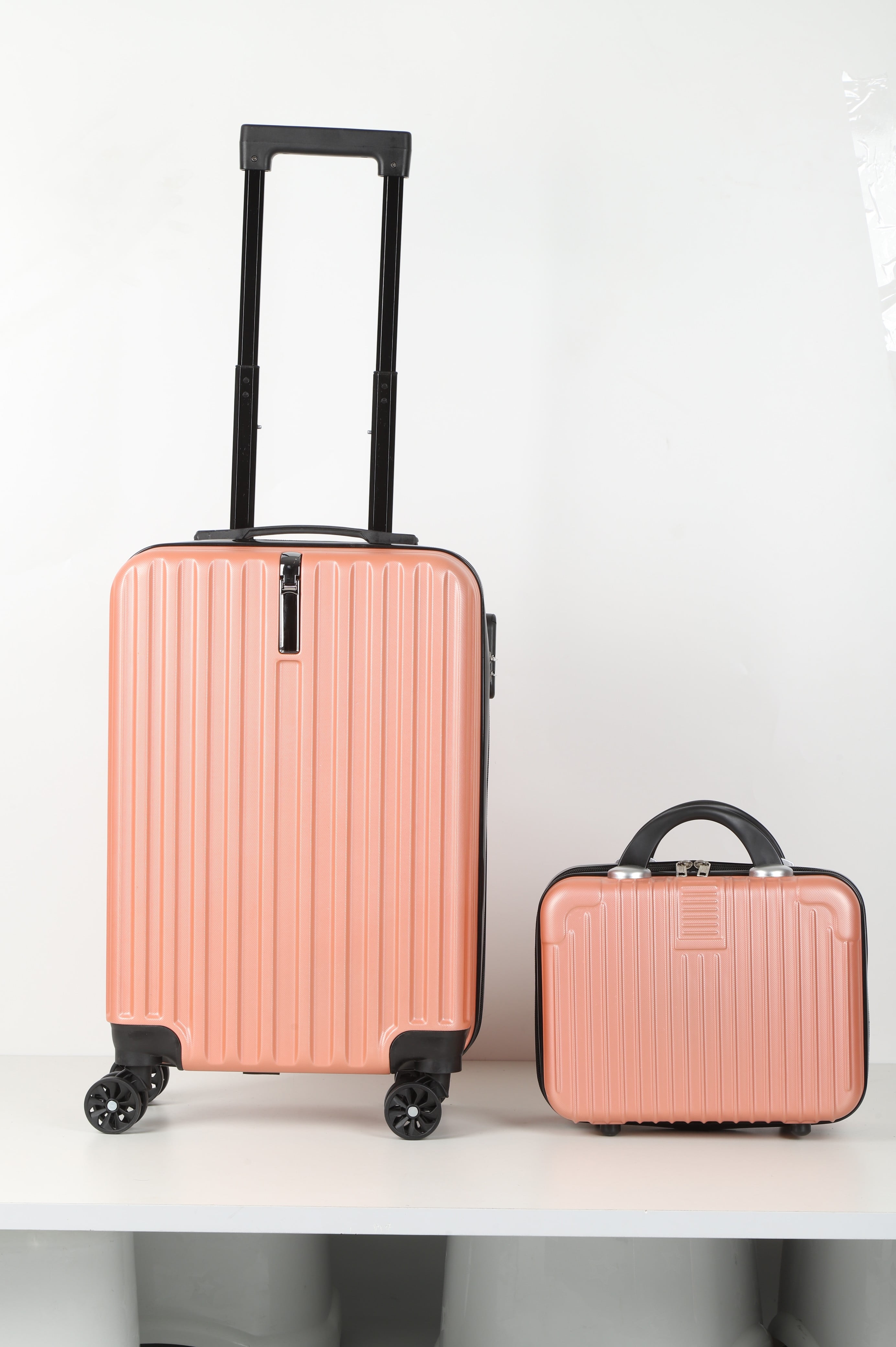 2-piece Luggage Set with Carry-on Handbag: The 20-inch crossbody bag ...