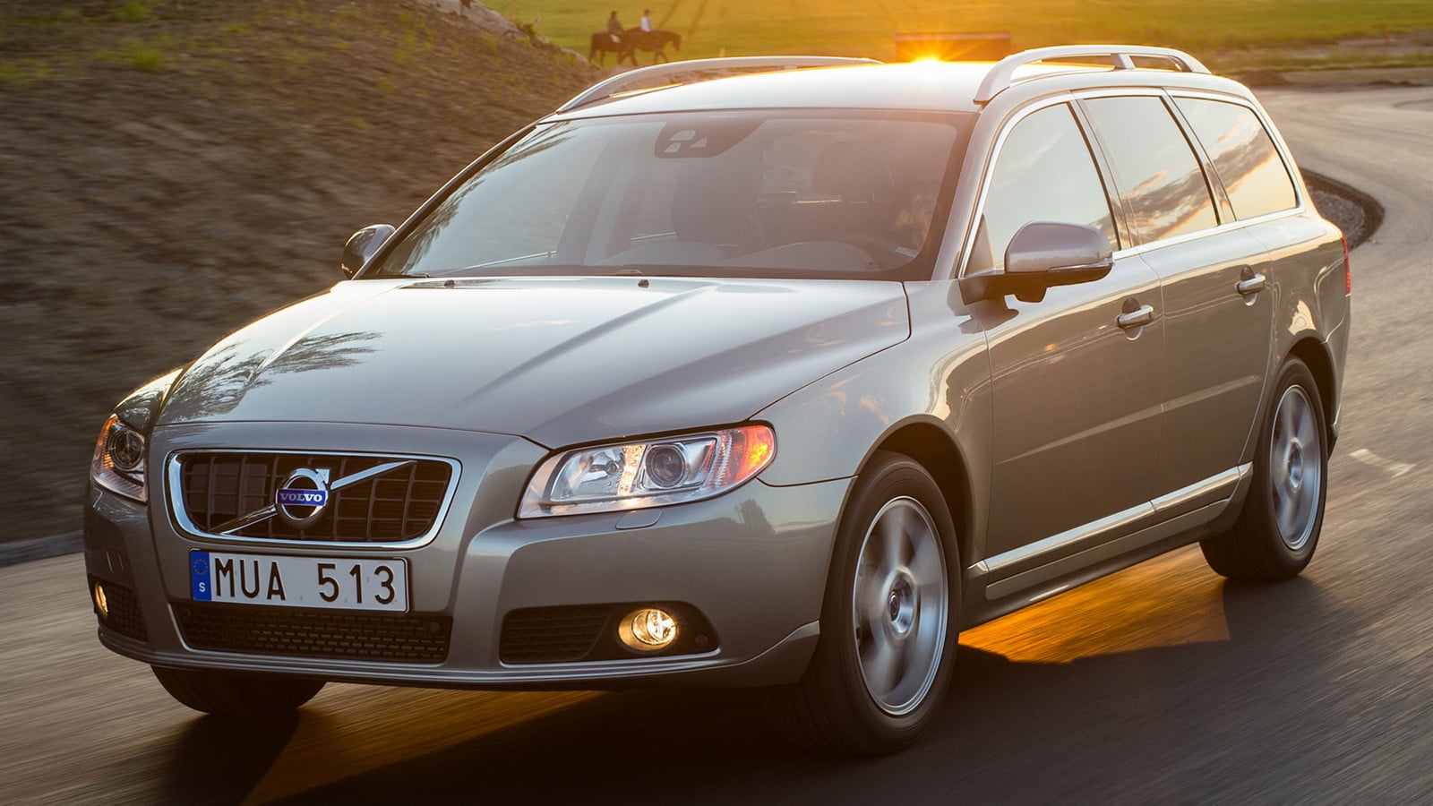 2009 Volvo V70 Car - Style A - 20x30 Inch Glossy Laminated Poster ...