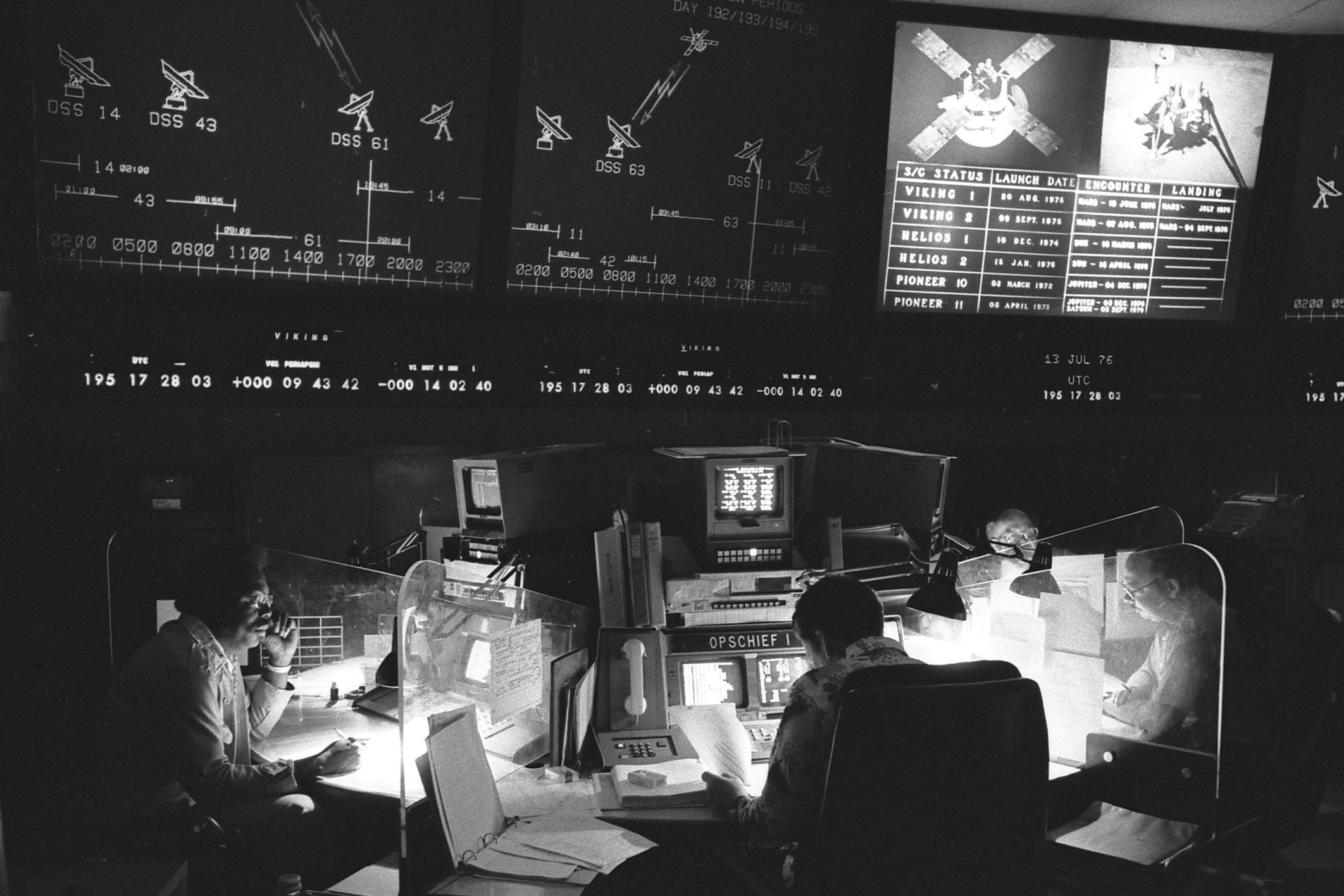 24x36 gallery poster, Viking Lander control room, Mars landing ...