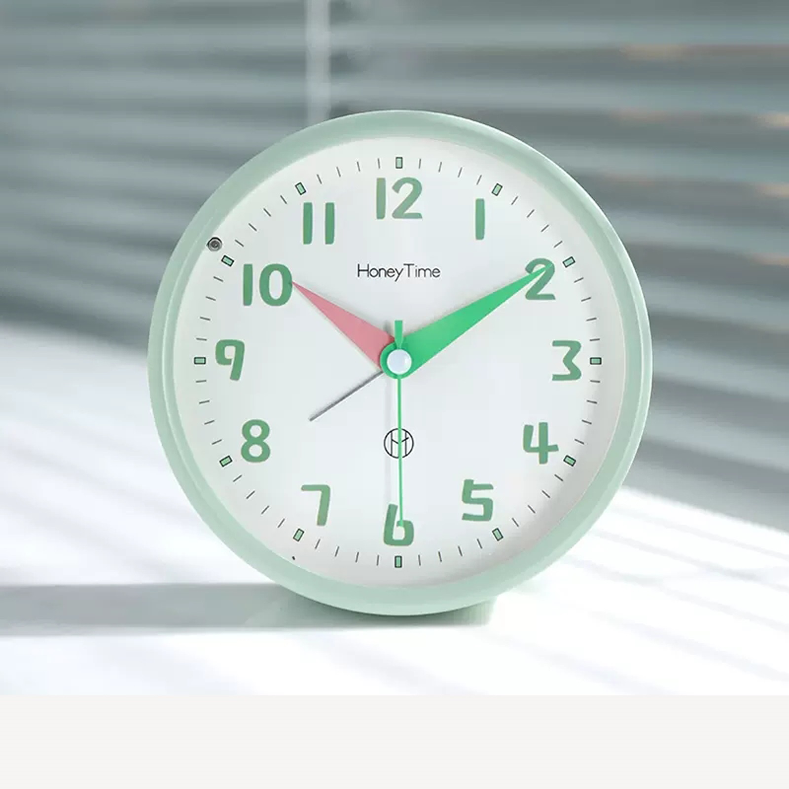 5 inch Alarm Clock, Non Ticking with Night Light Round Cute Alarm Clock ...