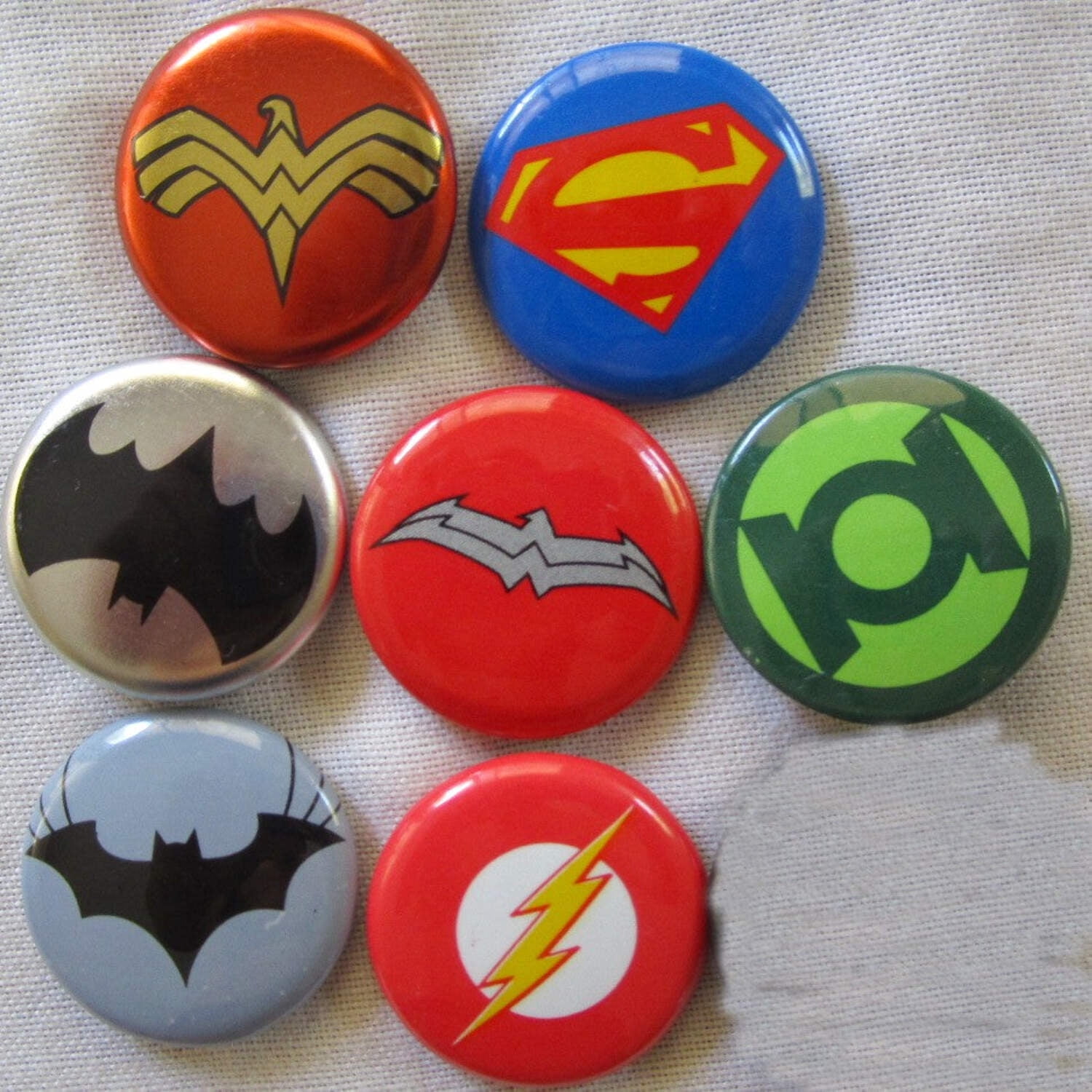 5 DC Comics promo buttons or pins Batman Flash Green Lantern Superman ...