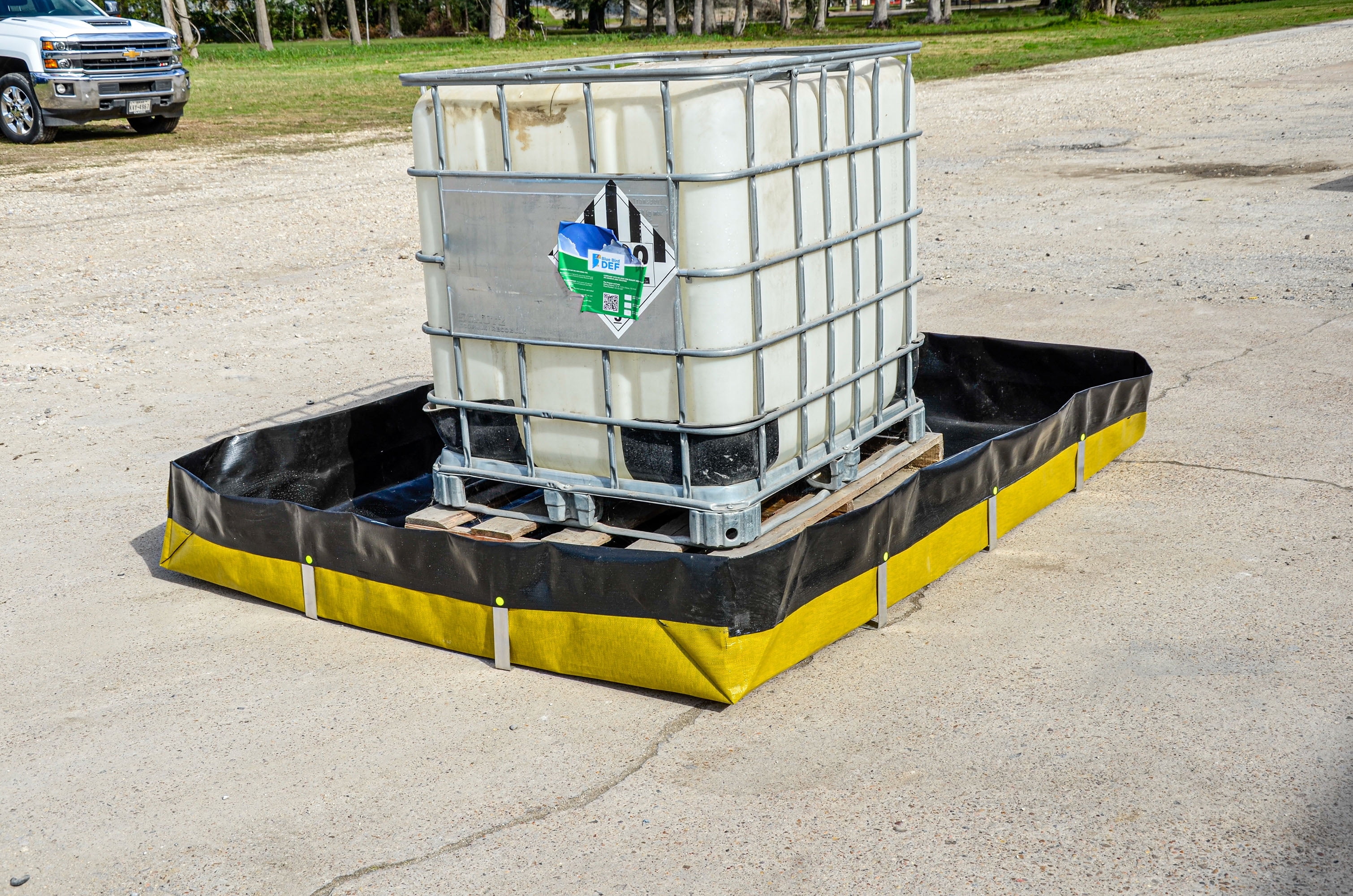 8’x8’x1' Consolidated Containment L-Bracket Spill Containment Berm ...