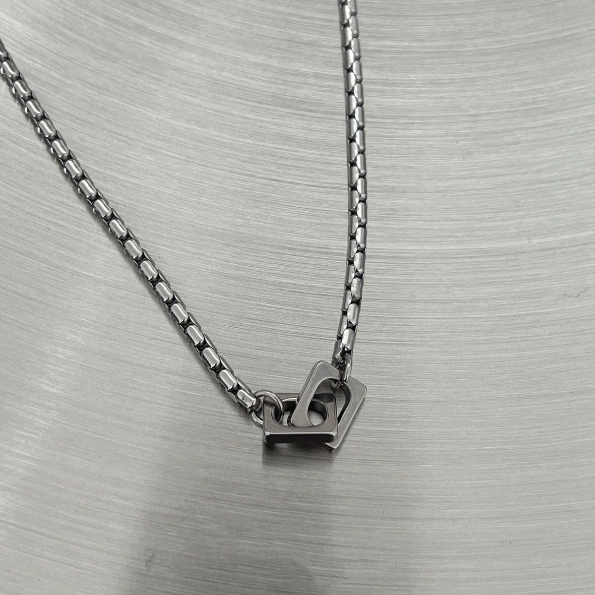 A simple double-loop titanium steel necklace, a cool, high-end ...