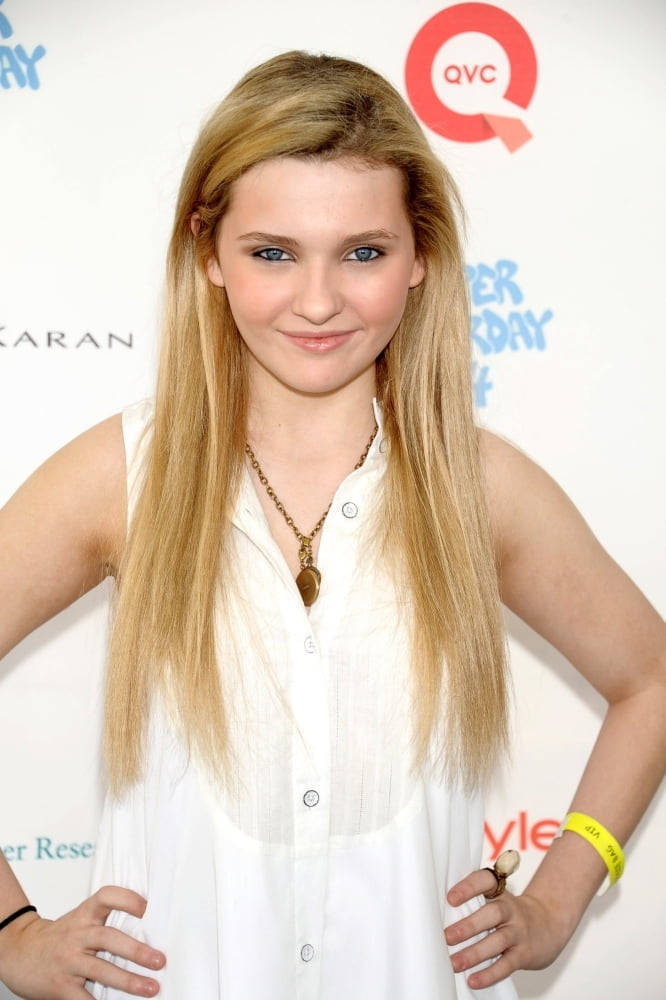 Abigail Breslin In Attendance For Super Saturday 14 To Benefit Ovarian ...