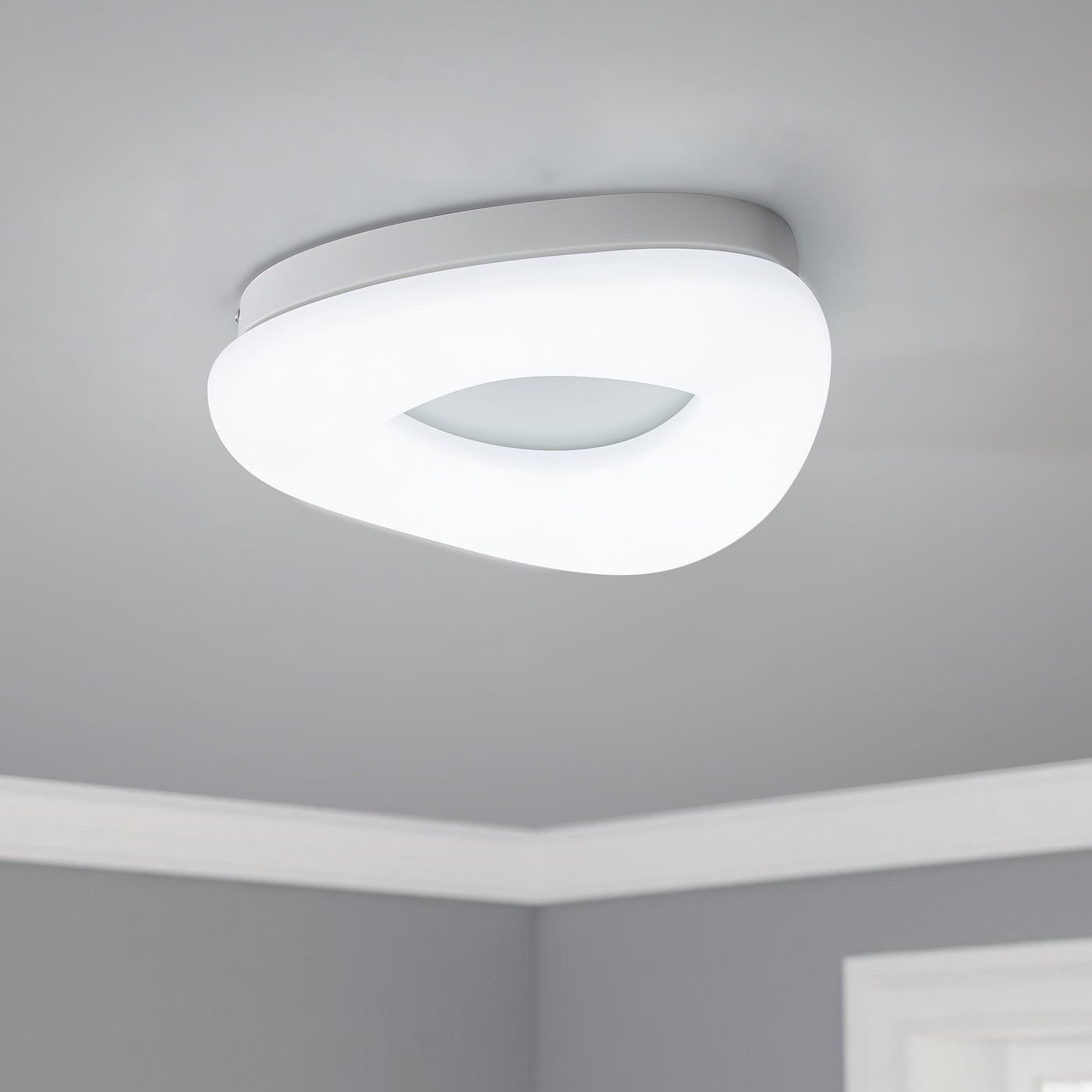 Aiwen Triangle Modern Flush Mount Ceiling Lamp with Integrated LED ...