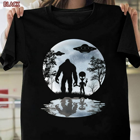 Alien Bigfoot Moon Sasquatch UFO Extraterrestrial T-Shirt for ...