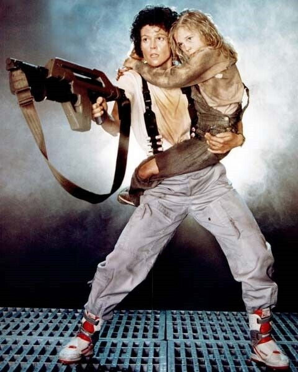 Aliens 1986 Sigourney Weaves as Riley carrie Carrie Henn holds rifle ...