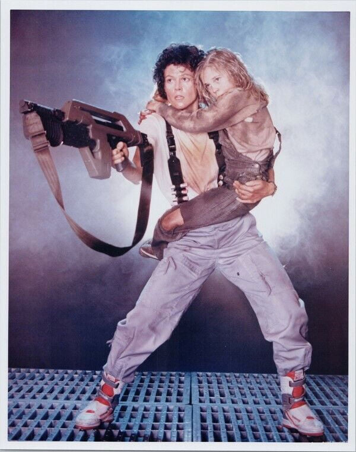 Aliens Sigourney Weaver points rifle holding Carrie Hen full length ...