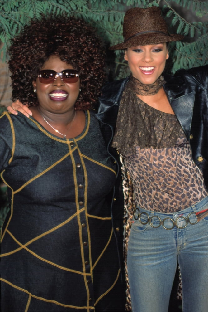 Angie Stone And Alicia Keys At The 2001 Billboard Awards, Las Vegas, Nv ...