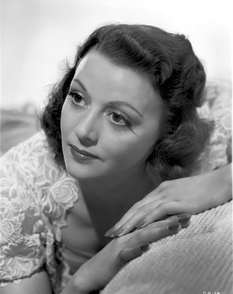 Ann Hunter Leaning on the Couch Photo Print (8 x 10) - Walmart.com
