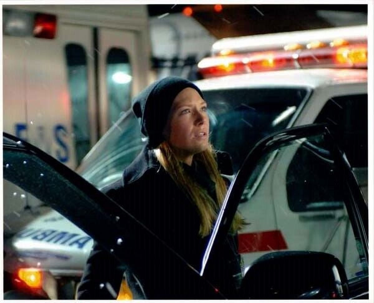 Anna Torv wearing beanie hat in scene from TV series Fringe 8x10 inch ...