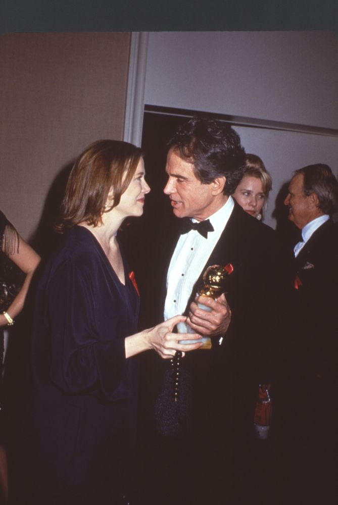 Annette Bening And Warren Beatty Holding Award Looking At Each Other ...