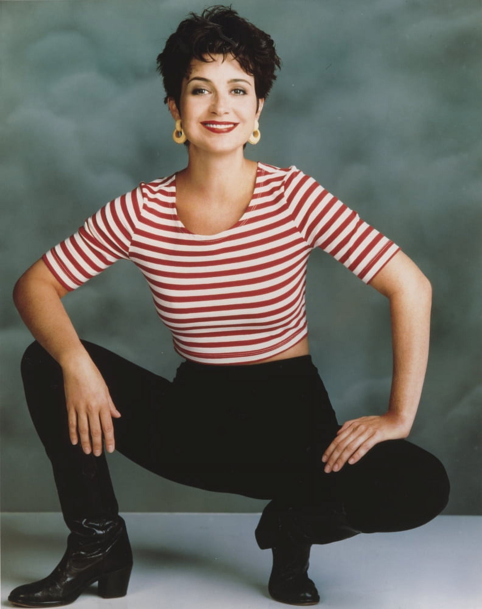 Annie Potts posed in White and Red Stripe Top with Black Jeans Photo ...