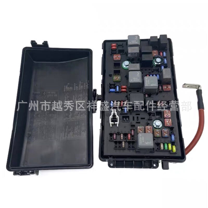 Applicable to Chevrolet Cruze fuse box assembly junction box relay box ...
