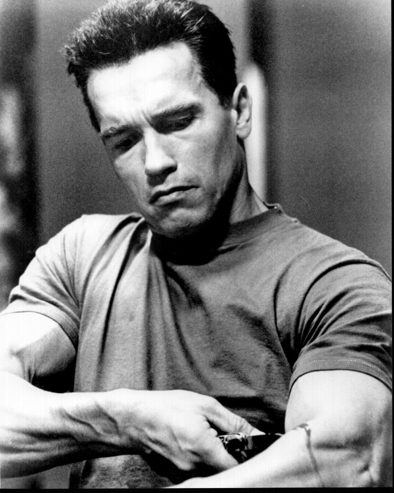 Arnold Schwarzenegger Cutting Arm In Terminator 2: Judgment Day Photo ...